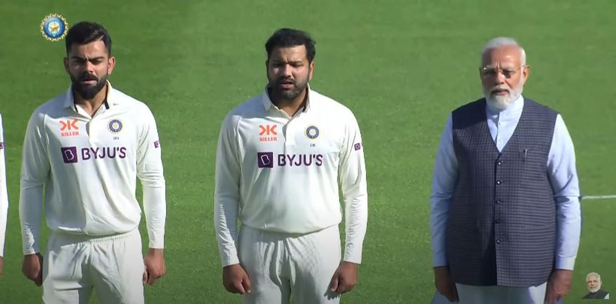 [Watch Video] PM Modi sings National Anthem with Team India players at ...