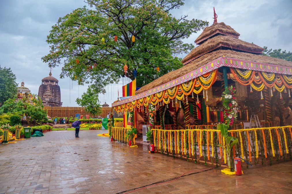 Odisha CM lays foundation stone of Ekamra Project at Lingaraj Temple in ...
