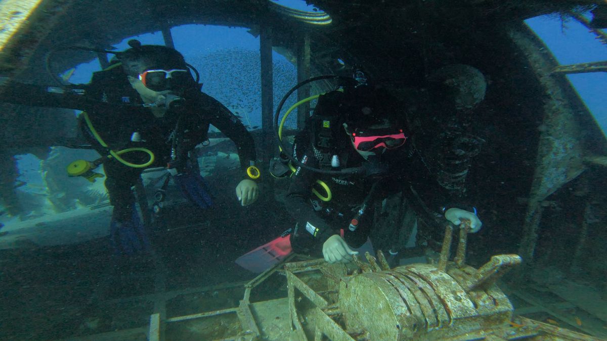Father-daughter duo from Odisha dive into an aircraft 55 feet below the ...