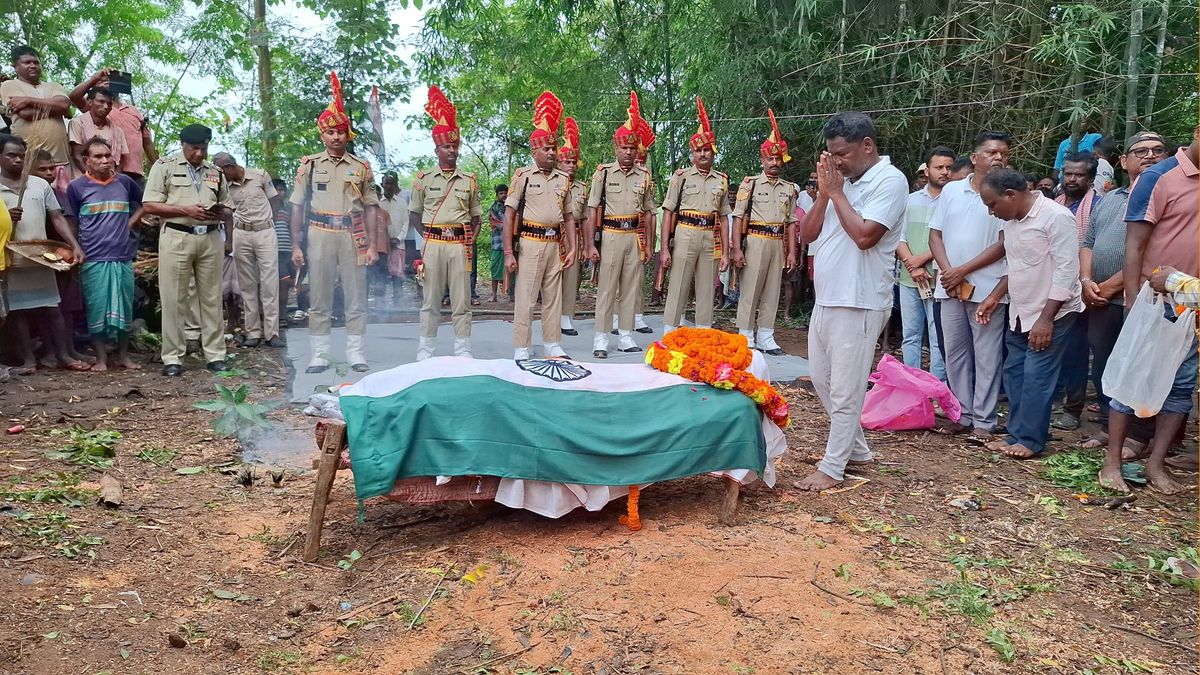 ରାଷ୍ଟ୍ରୀୟ ମର୍ଯ୍ୟାଦା ସହିତ ପଞ୍ଚଭୂତରେ ଲୀନ ହେଲେ ସହିଦ ଲାଲୁ ମୁର୍ମୁ: ୧୨ ବର୍ଷର ...