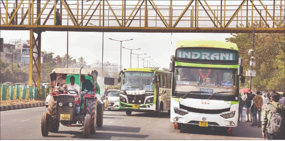 Bus parking: ଦୁର୍ଘଟଣା ବଢ଼ାଉଛି ରାଜପଥ କଡ଼ରେ ବସ୍ ପାର୍କିଂ