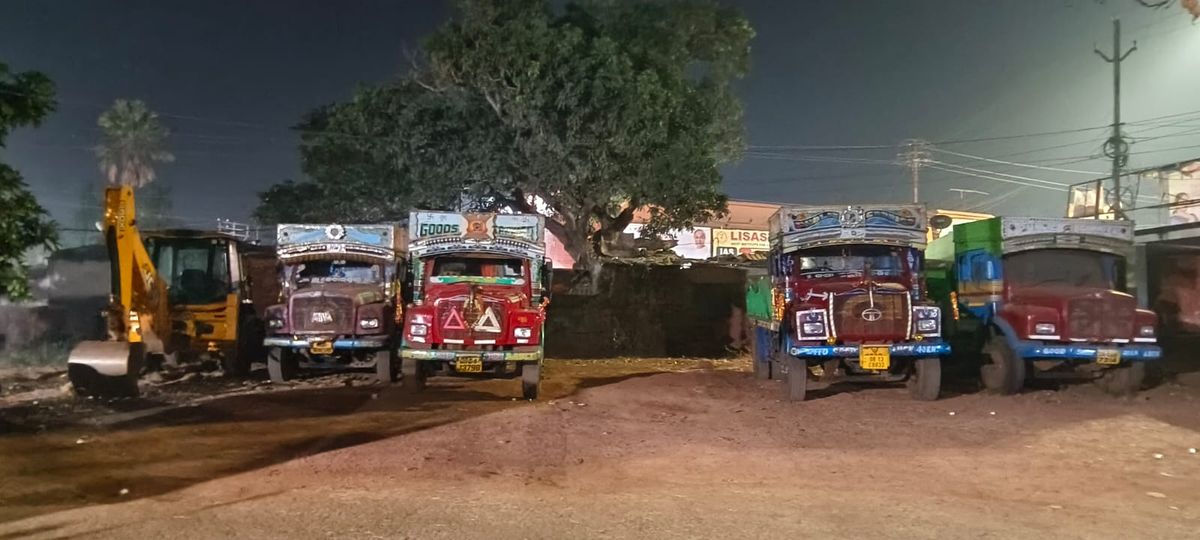 ବେଆଇନ ଲଘୁଖଣିଜ ଦ୍ରବ୍ୟ ଚାଲାଣ; ୮ ଟ୍ରକ୍, ଏକ୍ସାଭେଟର ଜବତ