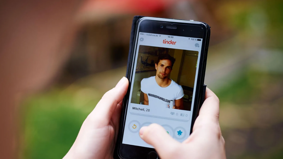 Why Every Woman Needs To Adopt A Roster Dating Strategy?