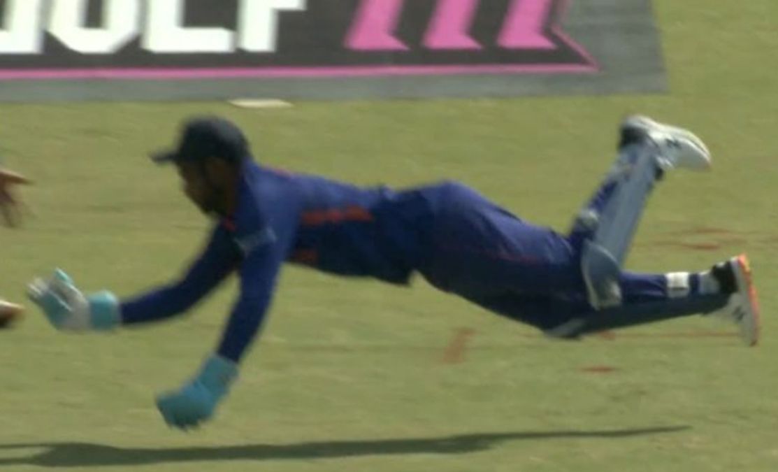 WATCH: Sanju Samson takes a stunner in the second ODI against Zimbabwe ...