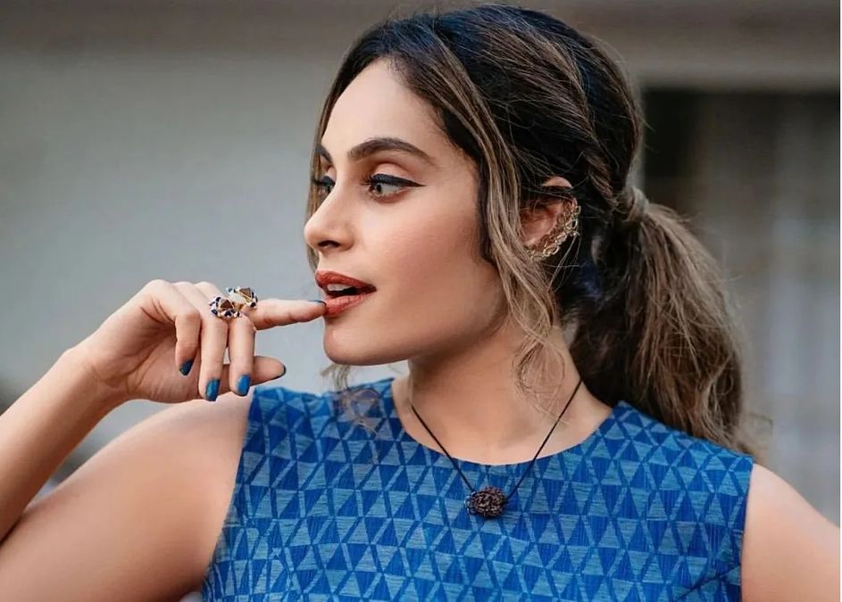 ஷ்ருதிகா லேயர்டு கிராப் டாப் எப்படி இருக்கு?