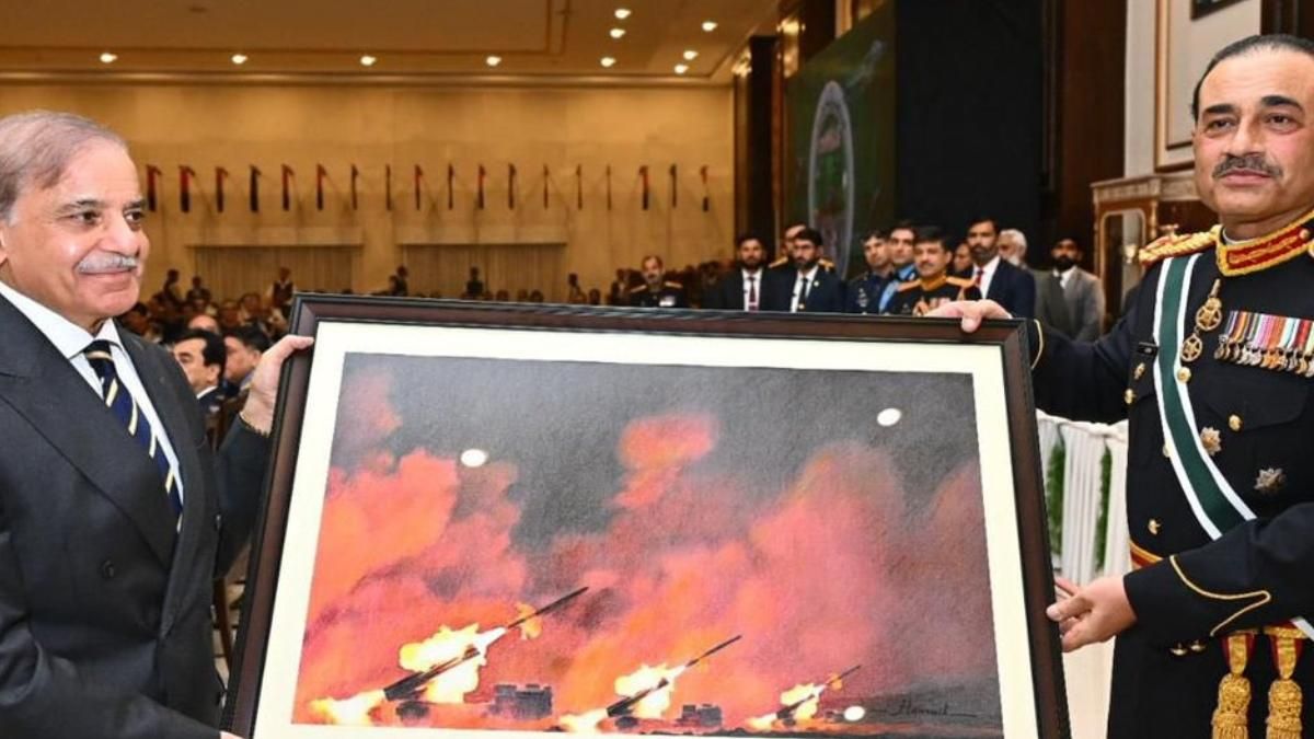 Pakistan Army Chief gifts old Chinese military drill photo to PM Shehbaz Sharif
