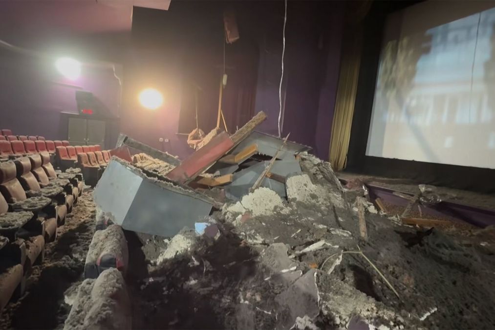 Final Destination turns real: Theatre ceiling falls on woman during ...