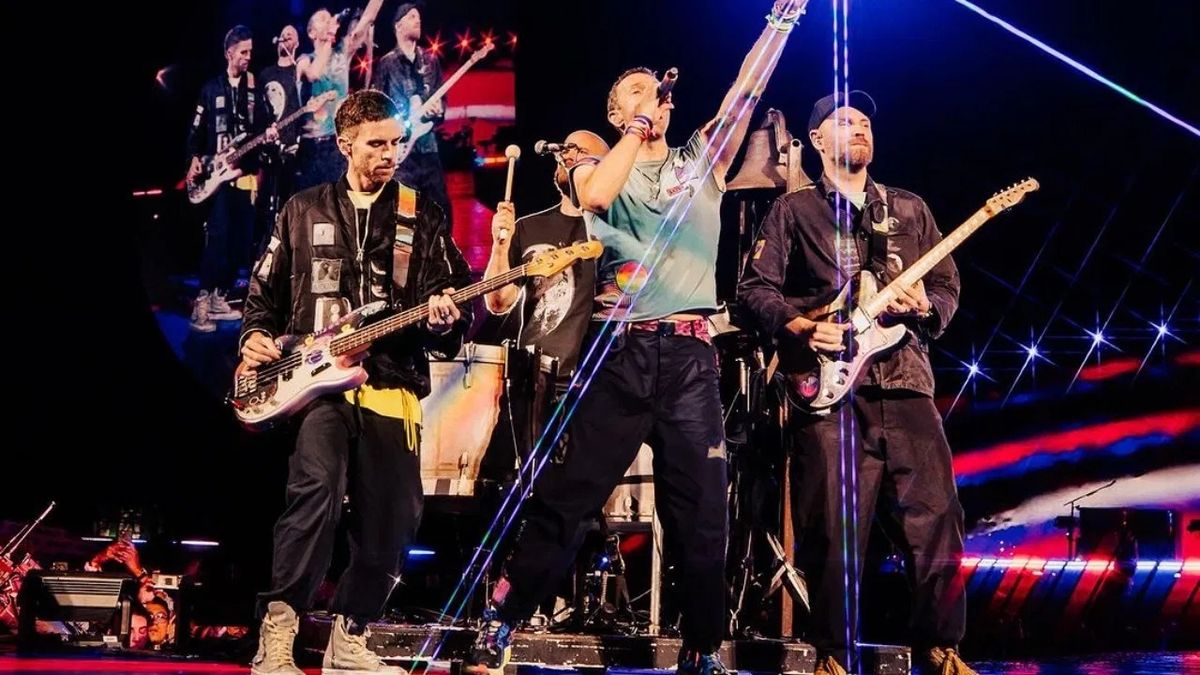 Special train and bus services provided for Coldplay's concert in Mumbai