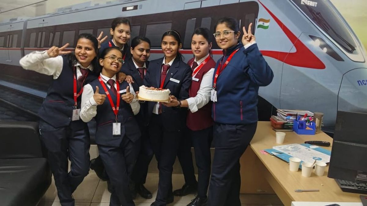 International Women's Day: NCRTC ने महिला यात्रियों को दिए उपहार ...