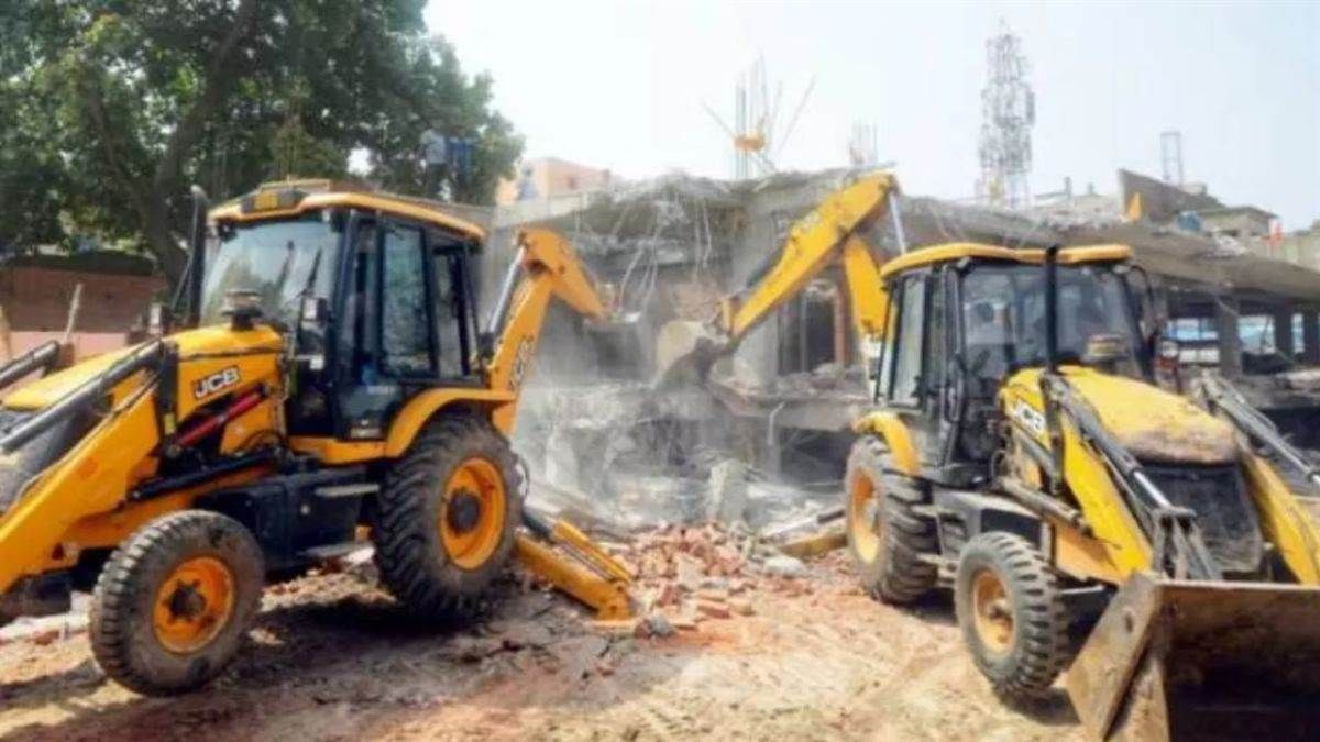 ग्रेटर नोएडा में Bulldozer action, 45 करोड़ की जमीन से अतिक्रमण हटाया गया
