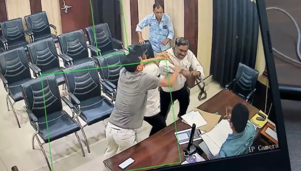 বেল্ট হাতে হেডমাস্টার! সীতাপুরে অফিসারকে পেটানোর ভিডিও ঘিরে তোলপাড়