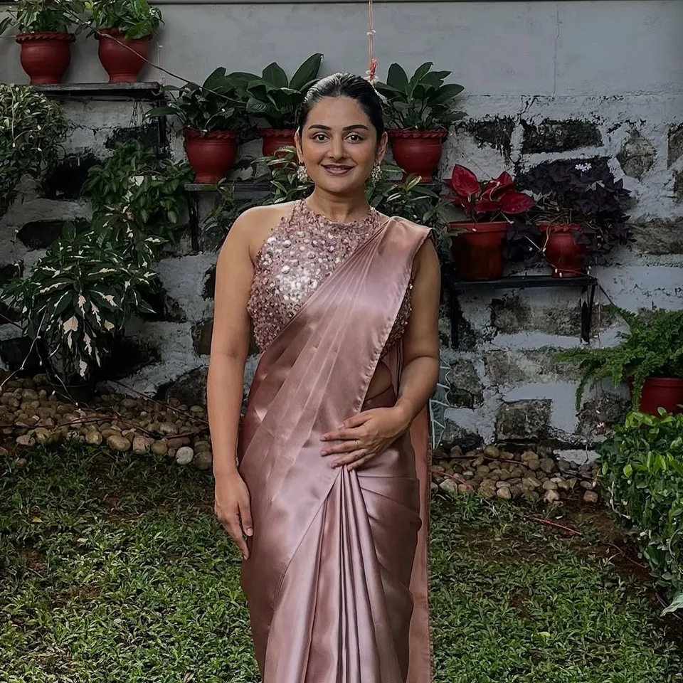 മലയാളികളുടെ കൺമുന്നിൽ വളർന്ന പെൺകുട്ടി; എസ്തറിന്റെ പുതിയ ചിത്രങ്ങൾ വൈറൽ