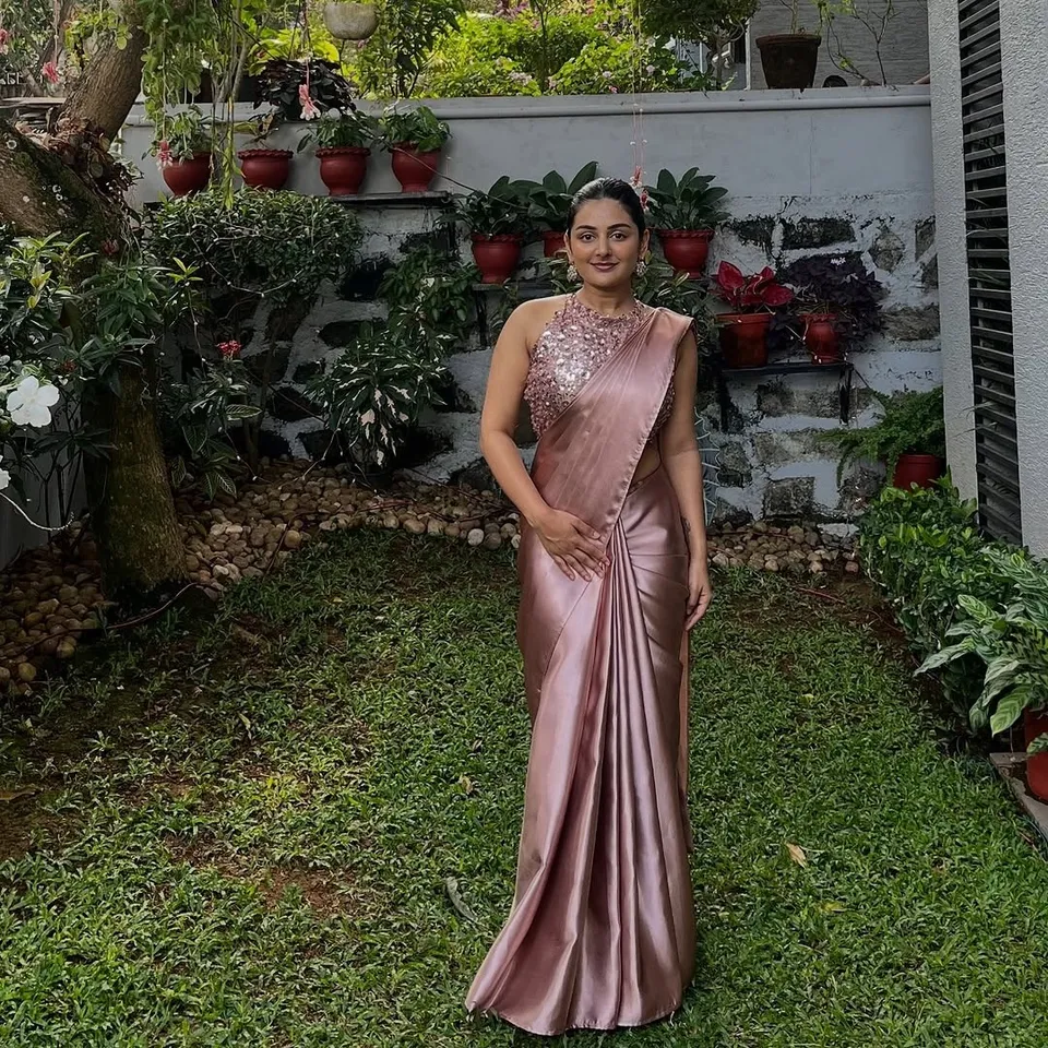 മലയാളികളുടെ കൺമുന്നിൽ വളർന്ന പെൺകുട്ടി; എസ്തറിന്റെ പുതിയ ചിത്രങ്ങൾ വൈറൽ