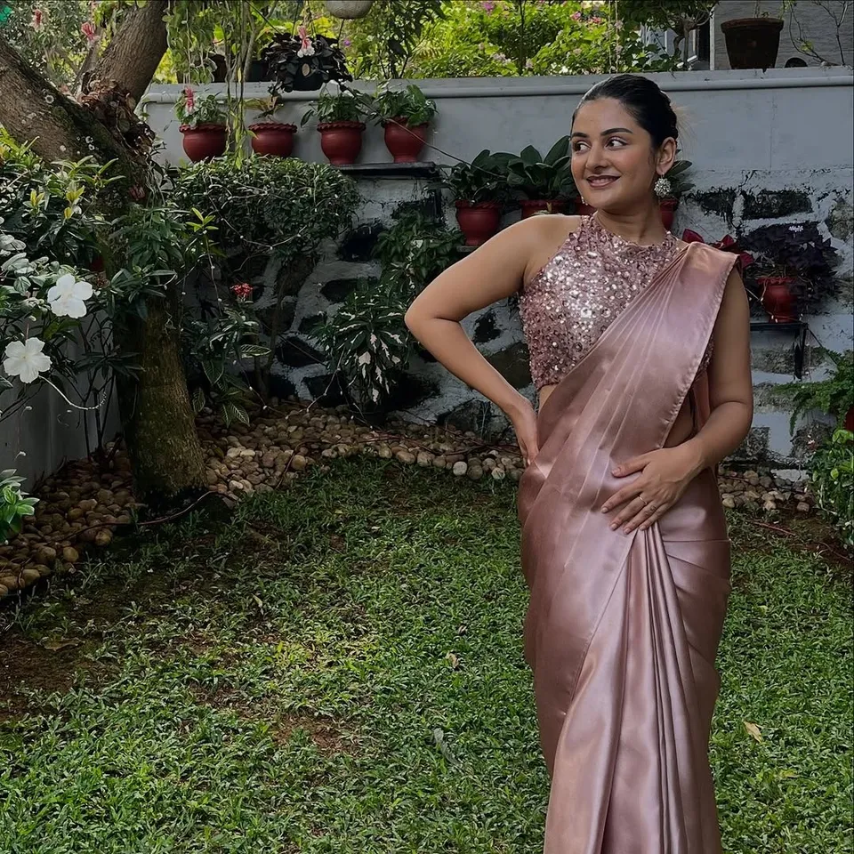 മലയാളികളുടെ കൺമുന്നിൽ വളർന്ന പെൺകുട്ടി; എസ്തറിന്റെ പുതിയ ചിത്രങ്ങൾ വൈറൽ