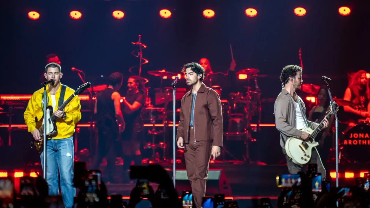 The Jonas Brothers Pay Tribute to Liam Payne With a Cover of One ...