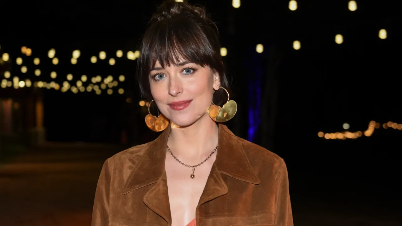 Dakota Johnson Covered in Fake Blood While Filming ‘Verity’ Scene in ...