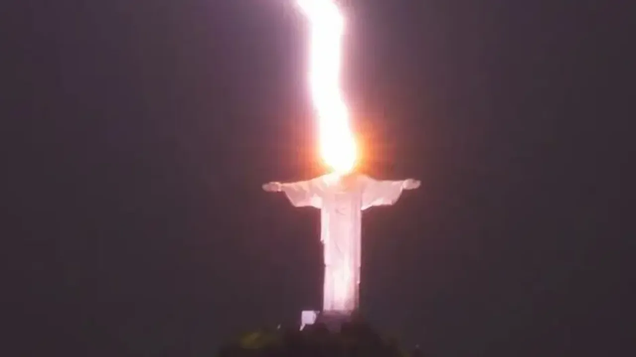 100-foot statue of 'Christ the Redeemer' hit by lightning; jaw-dropping ...