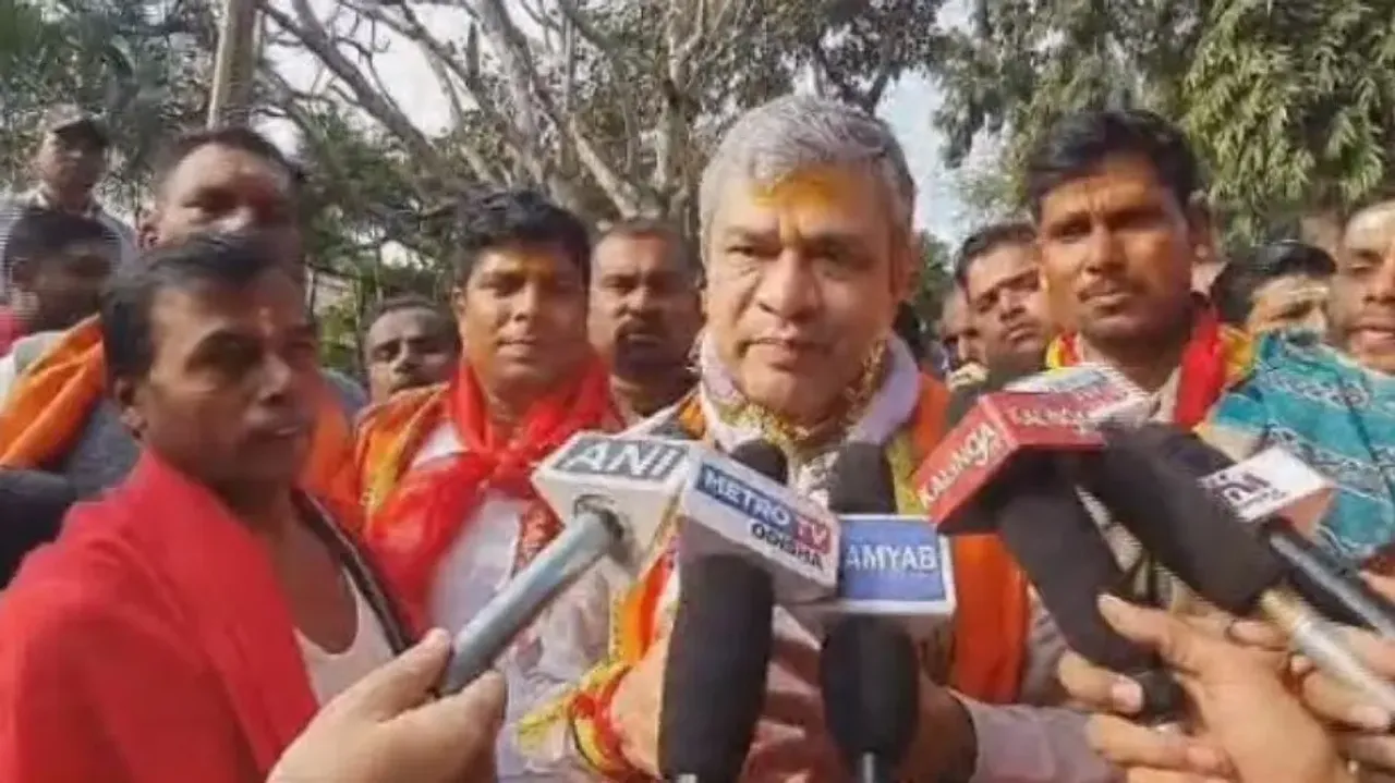 Railway Min Ashwini Vaishnaw visits Athgarh, seeks blessings at Baba ...