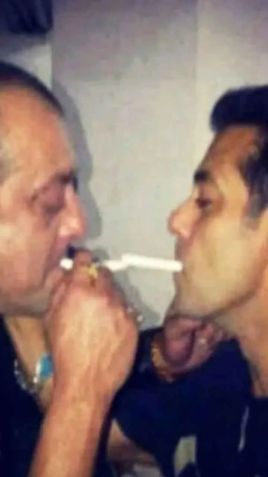 sanjay dutt cigarette